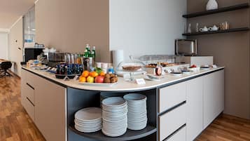 Café da manhã com buffet grátis todos os dias