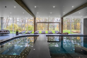 Piscina interna, funciona das 9h às 21h, espreguiçadeiras