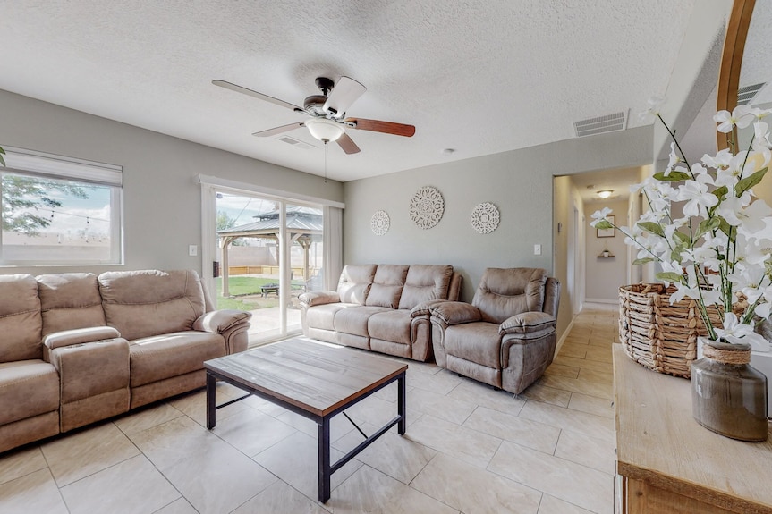 3 Bedroom (1 King 2 Queen Beds) 1 Bathroom Home With Private Backyard - Albuquerque, NM