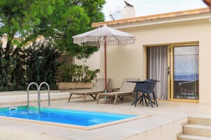 Quarto Duplo ou Twin Superior, piscina privativa, vista para o mar | Secretária, secretária adequada para computadores portáteis