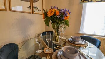 Um frigorífico, uma chaleira elétrica, uma torradeira