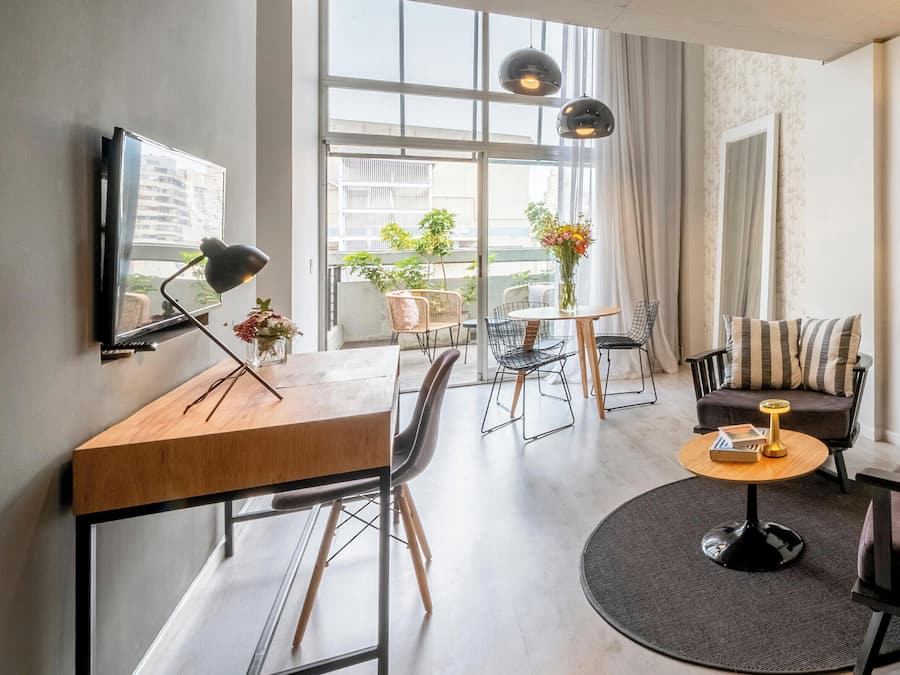 Apartamento | Sala de estar | Televisor de ecrã plano de 32 polegadas com canais por cabo, televisor