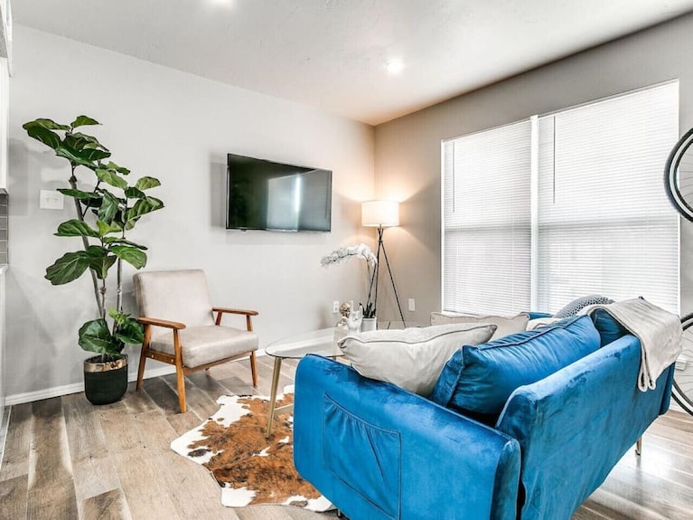 Paseo Apartment With King Bed & Bikes - Boathouse District - Oklahoma City