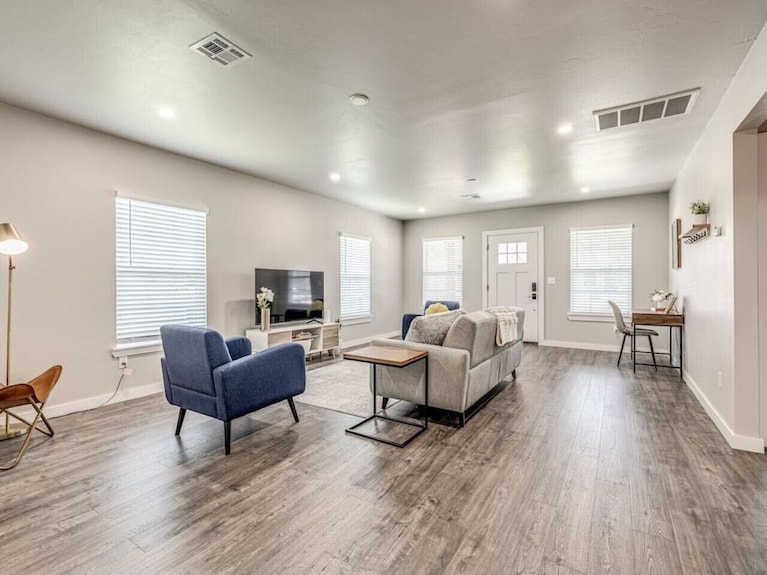 Beautifully Remodeled 3b1.5b W/ King Bed By Ou Med - Boathouse District - Oklahoma City