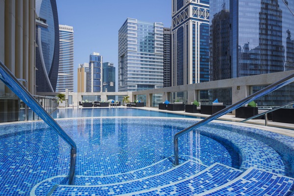 Piscina exterior, guarda-sóis, espreguiçadeiras