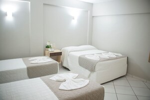 Quarto quádruplo luxo, várias camas | Frigobar, escrivaninha, Wi-Fi de cortesia, roupa de cama