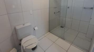 Quarto Twin Deluxe, 2 camas individuais | Casa de banho | Um polibã, um chuveiro fixo, artigos de higiene pessoal grátis