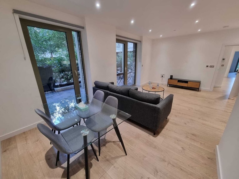 Excel London - Fantastic Garden & Terrace With A 3-bedroom-condo - Hertfordshire