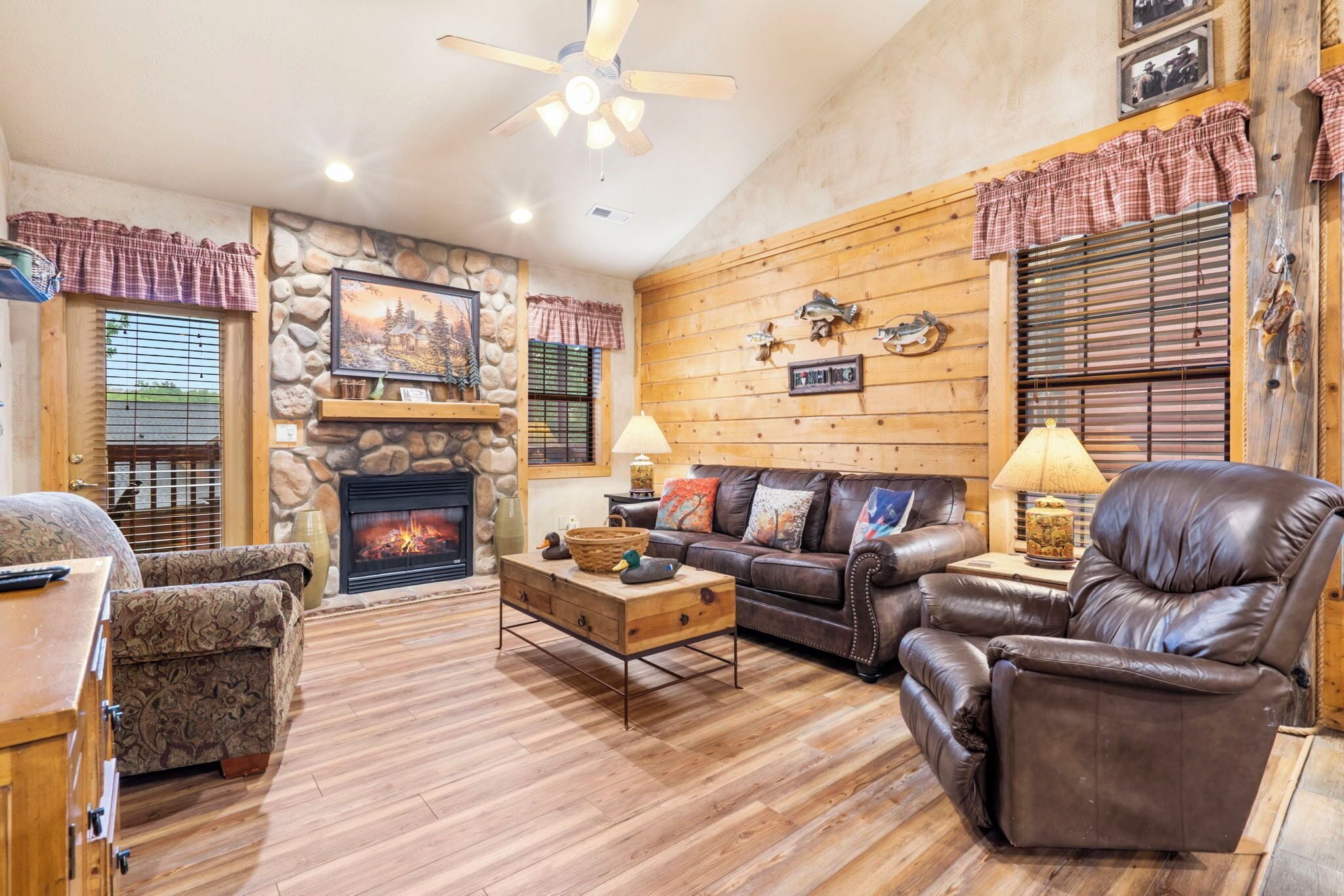 Comfortable Cabin With Whirlpool Tub, Gas Fireplace, And Screened-in Porch - Branson