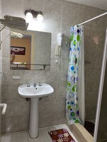 Secador de cabelo, bidê, toalhas de banho 