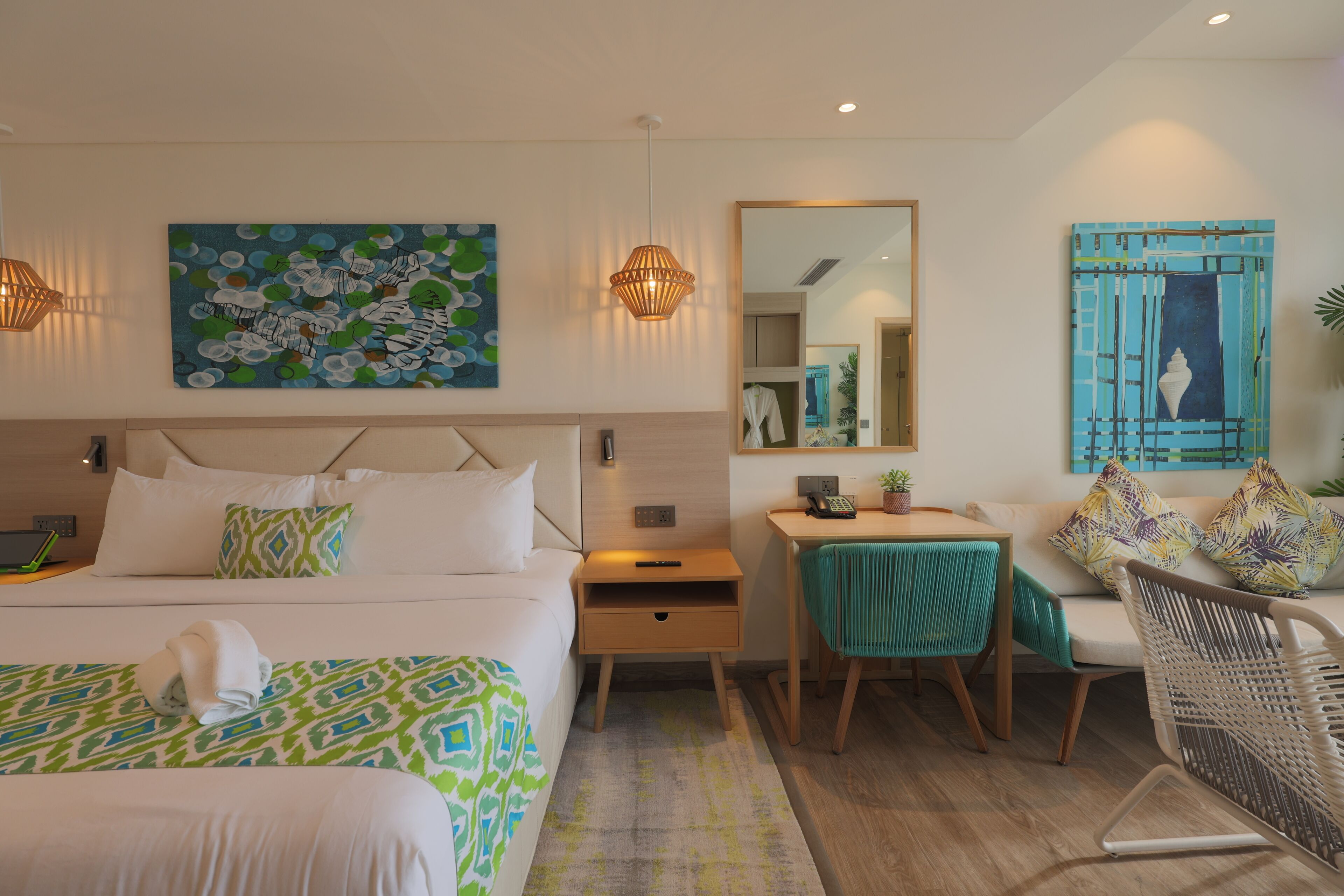 Quarto | Minibar, cofre no quarto, secretária, Wi-fi grátis 