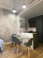Apartamento família | Cozinha privada | Geladeira grande, micro-ondas, fogão, cooktop