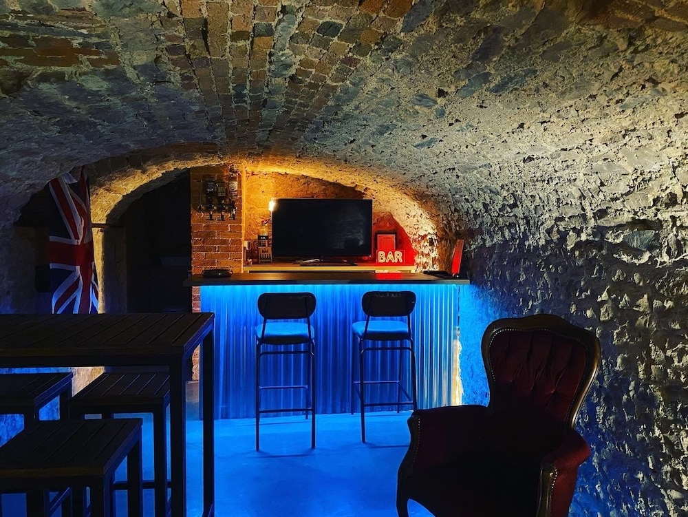 Luxury Group Celebration House With Hot Tub & Bar! - Warminster