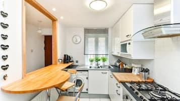Apartamento (4 Bedrooms) | Cozinha privada | Um frigorífico, um micro-ondas, um forno, mesas de jantar