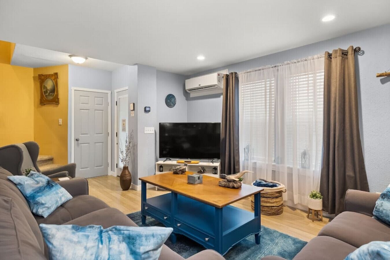 Luxury 3-bedroom Tri-level W/ Game Room - Aberdeen, WA