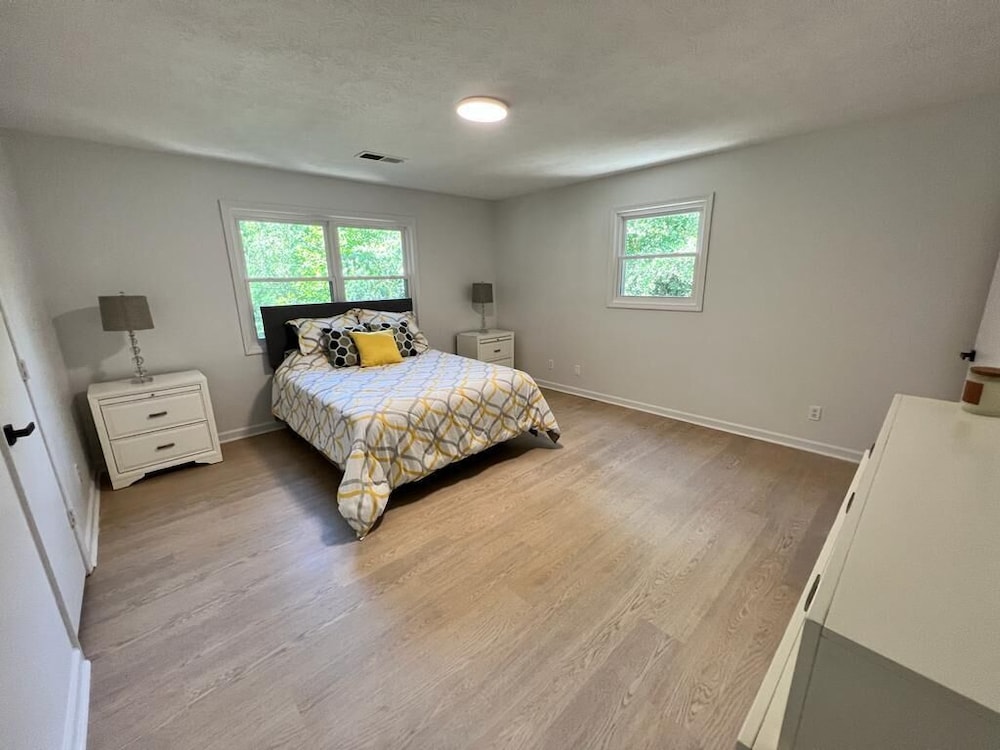 Luxe Relaxing 2 Bedroom Townhouse With Parking - Snellville, GA