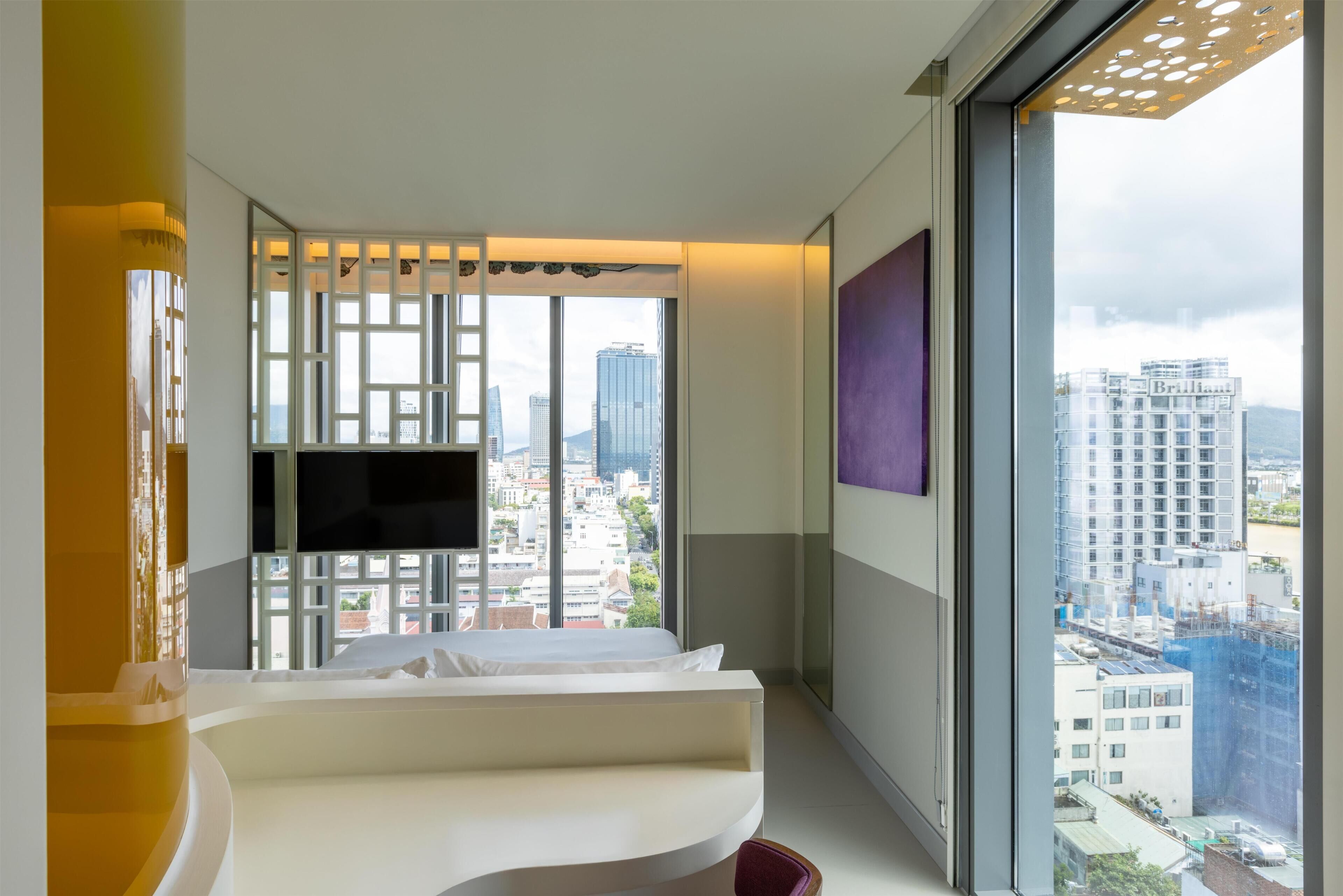 Quarto Deluxe, 1 cama king-size, Vista para a cidade, no canto | Roupa de alta qualidade, camas de colchão Select Comfort, minibar 
