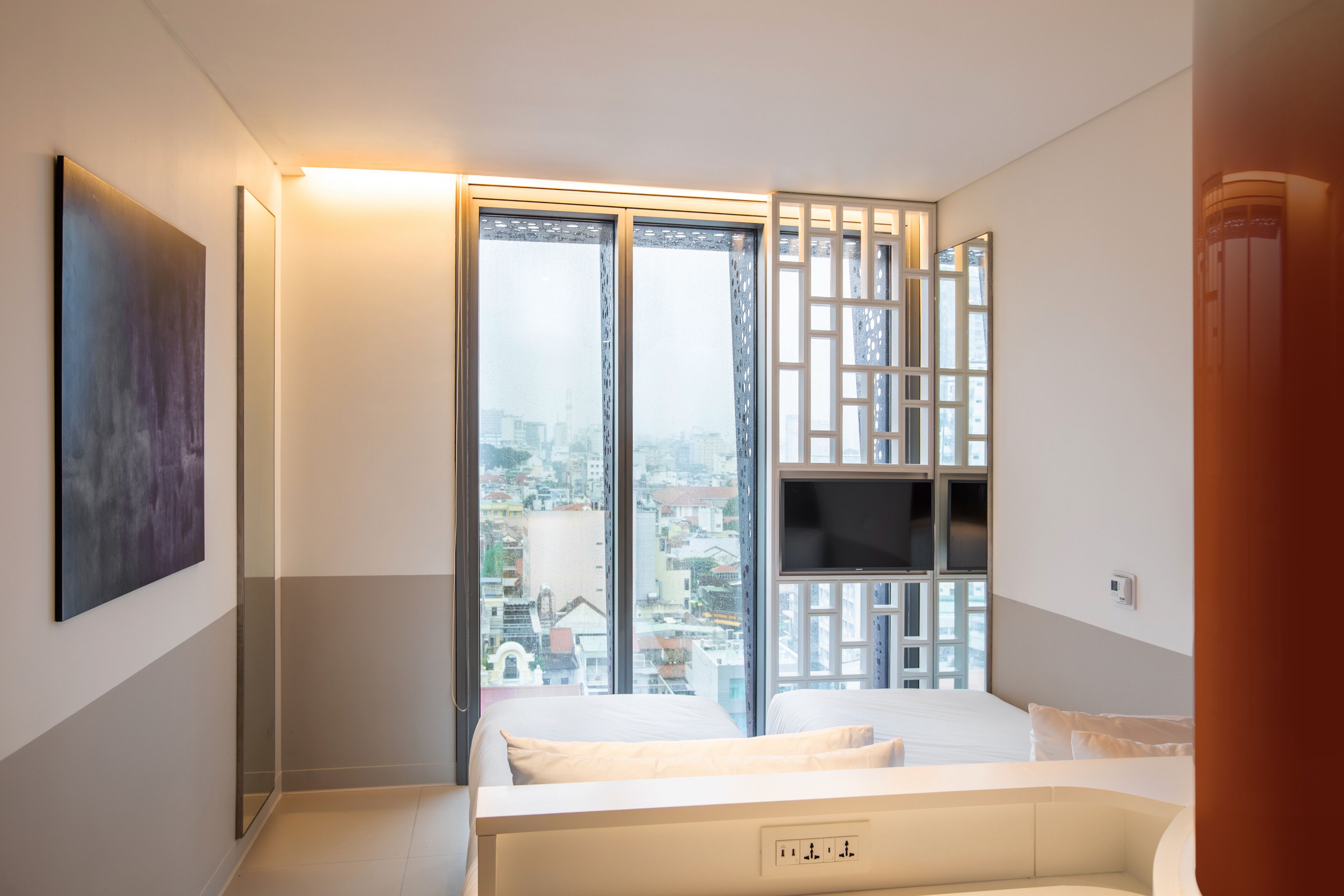 Wink Lite Twin | Edredons de pluma, camas Select Comfort, frigobar, cofres nos quartos