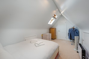 Casa Familiar (4 Bedrooms) | 4 quartos, roupa de alta qualidade, secretária 