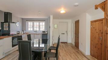 Um frigorífico, uma máquina de lavar louça, uma chaleira elétrica