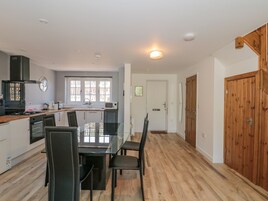 Um frigorífico, uma máquina de lavar louça, uma chaleira elétrica 