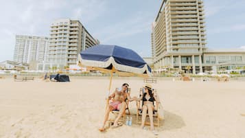 Na praia, praia de areia branca