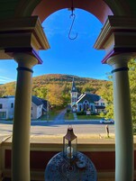 Suíte com design assinado, sacada, vista para a montanha | Terraço/pátio