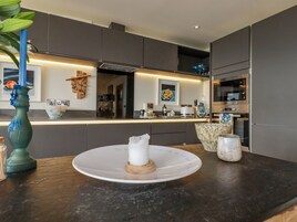 Um frigorífico, uma chaleira elétrica, uma torradeira 