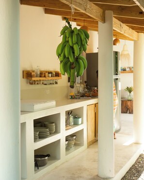 Um frigorífico no espaço comum, utensílios de cozinha 