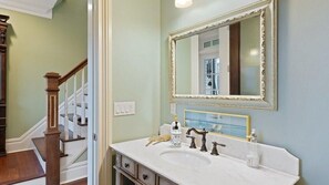 Casa, várias camas (Westhampton Wonder) | Banheiro