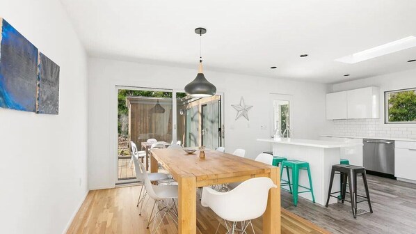 Casa, várias camas (Hollow Tree Hideaway) | Cozinha privada | Um micro-ondas, uma torradeira, liquidificador 