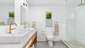 Casa, várias camas (Hollow Tree Hideaway) | Casa de banho | Um secador de cabelo 