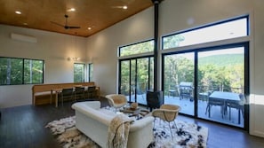 Casa, várias camas (Hudson Valley Wooded Wonder) | Sala de estar