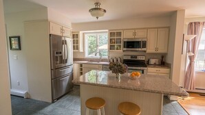 Casa, várias camas (Southampton Village Traditional) | Cozinha privada | Um frigorífico, um micro-ondas, uma máquina de lavar louça 