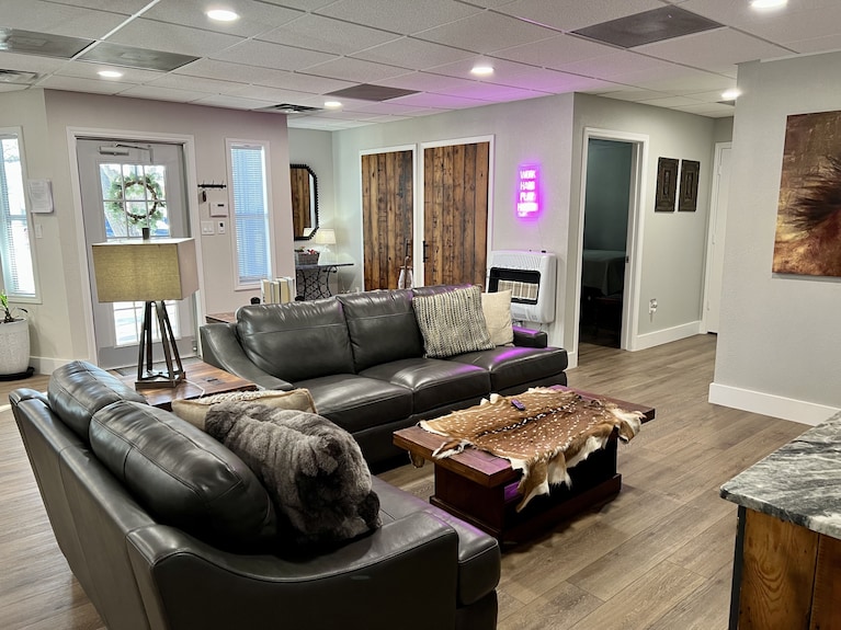 The Barndeaux Guest House - 3 Br/3ba, Bulverde, Tx - Natural Bridge Wildlife Ranch