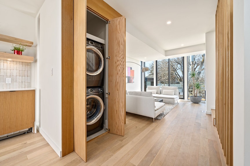 Spectacular Sunrises And Roof-top Lake Views In The Heart Of Wellington Village - Prince Edward