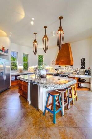 Um micro-ondas, um forno, uma placa de cozinha, utensílios de cozinha 