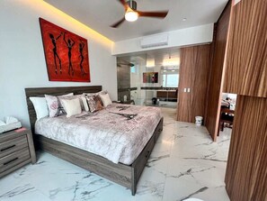 1 quarto, secretária adequada para computadores portáteis 