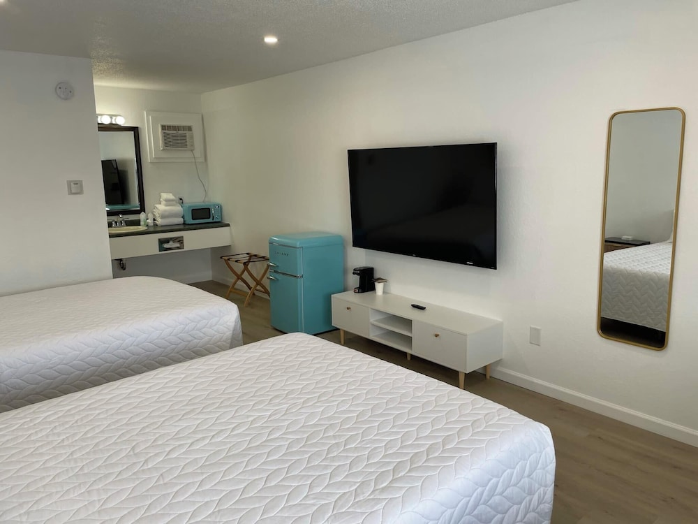 Poolside Double Queen Room (Main Level) - Frontenac State Park, Frontenac