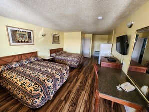 Quarto Básico, 2 camas queen-size, fumadores, frigorífico e micro-ondas | Secretária adequada para computadores portáteis, Wi-fi grátis