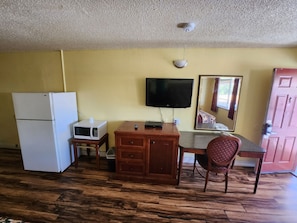 Quarto Básico, 2 camas queen-size, fumadores, frigorífico e micro-ondas | Secretária adequada para computadores portáteis, Wi-fi grátis