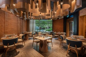 6 restaurantes, pequenos-almoços servidos 