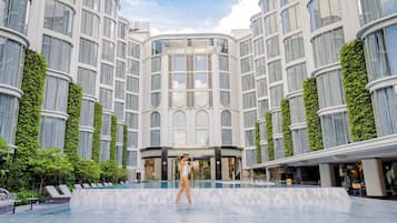 Piscina exterior, da(s) 7:00 à(s) 20:00, guarda-sóis, espreguiçadeiras