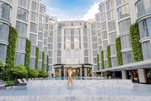 Piscina exterior, da(s) 7:00 à(s) 20:00, guarda-sóis, espreguiçadeiras 