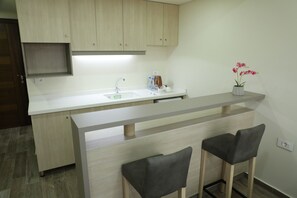 Roupa hipoalergénica, minibar, cofre no quarto, ferro/tábua de engomar 