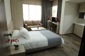 Roupa hipoalergénica, minibar, cofre no quarto, ferro/tábua de engomar 