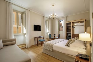 Quarto triplo clássico | Frigobar, cofres nos quartos, individualmente decorados
