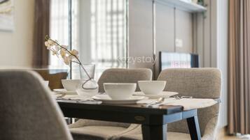 Apartamento, 2 quartos, vista para a cidade | Sala de jantar