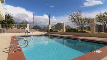 Piscina exterior sazonal