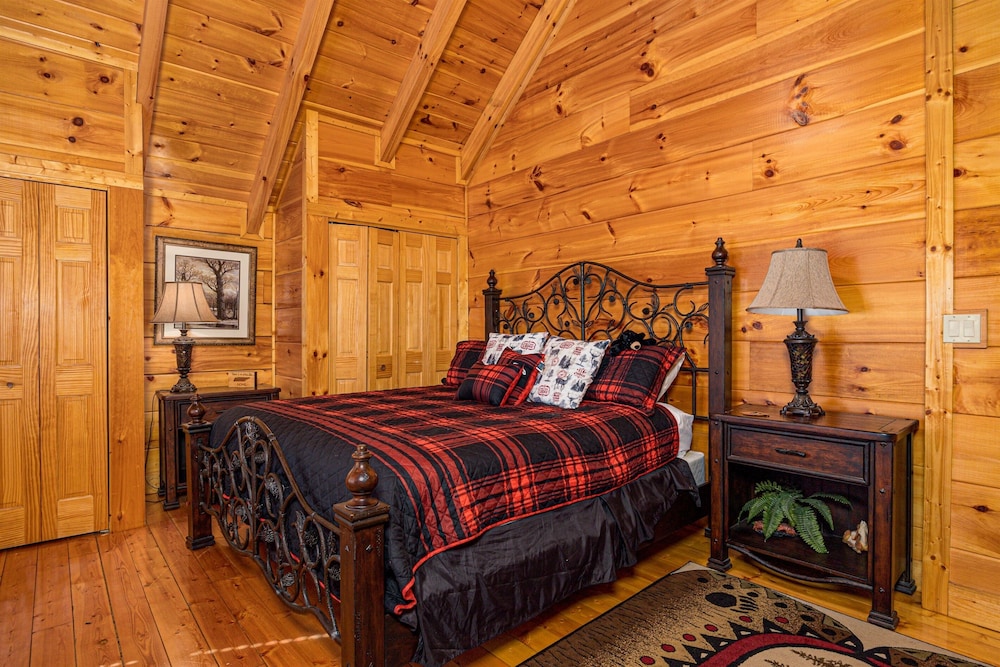 Luxury Cabin With Private Outdoor Hot Tub And Access To Resort Pool - Pigeon Forge, TN